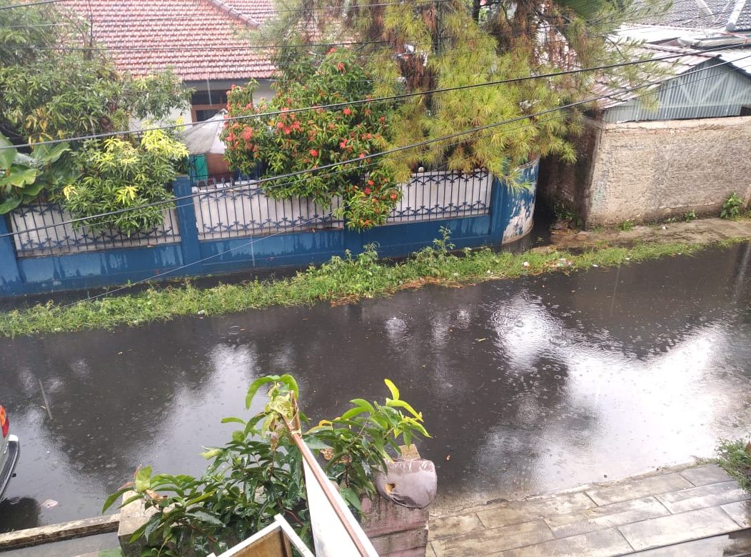 Jalan Sulaksana Baru VI Cicaheum Dibanjiri Air Hitam Pekat Seperti ...