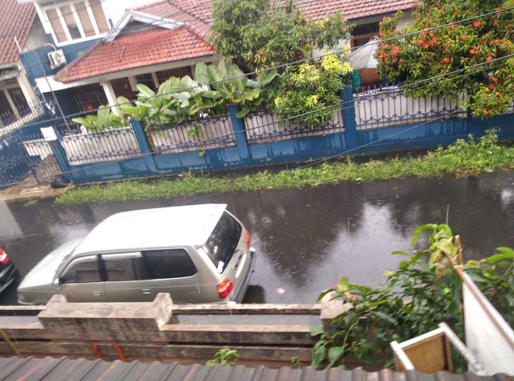 Jalan Sulaksana Baru VI Cicaheum Dibanjiri Air Hitam Pekat Seperti ...